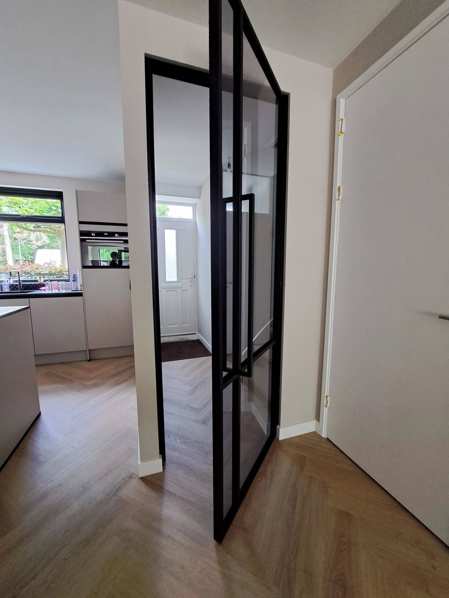 Scharnier deur zwart met grijs rookglas